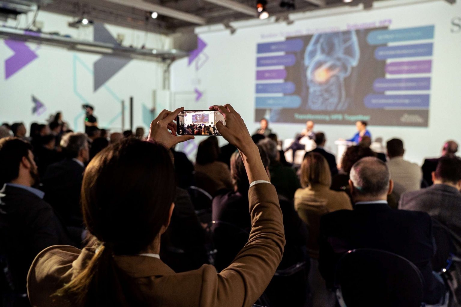 Cos’è un panel e come si organizza all’interno di un evento? - Robert Cutty